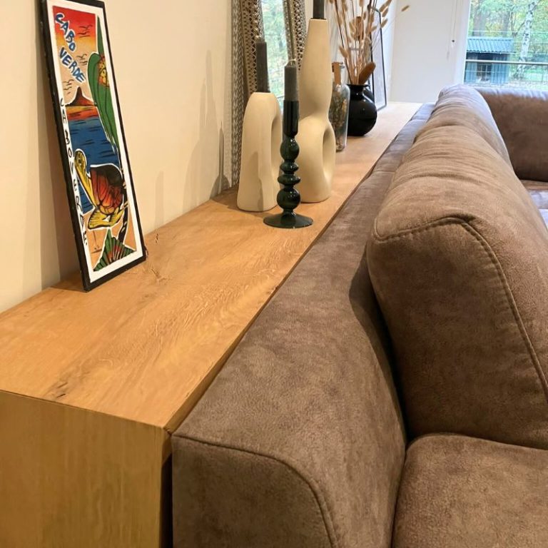 Eiken sidetable achter bank op maat | Bartsmeubelen